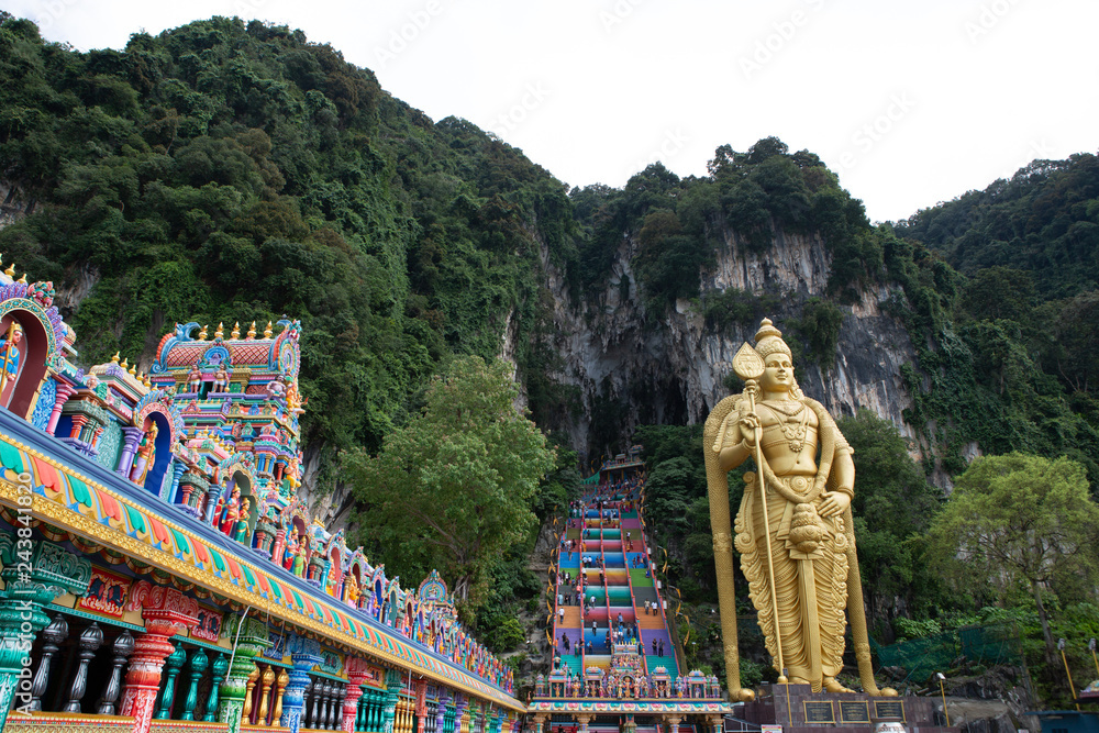 Foto de The Batu Caves Lord Murugan Statue and entrance near Kuala ...