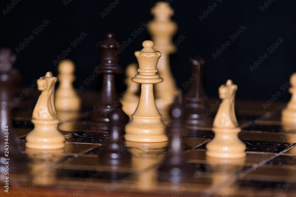 Scacchi fotografati su una scacchiera Stock Photo | Adobe Stock