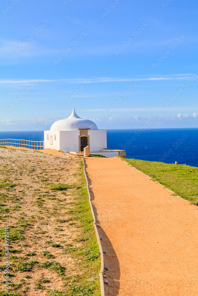 Vista da Ermida da Memória ou Capela da Memória dos Números em Cabo ...