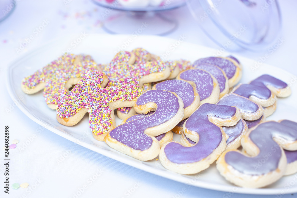 Gâteau en forme de chiffre avec glaçage violet. Biscuit décoré de ...