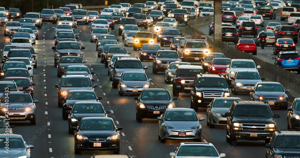 Traffic jam and congestion during rush hour on California Freeway in Los Angeles, 4K vídeo de ...