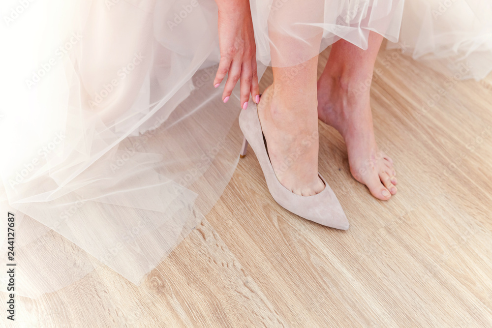 Bride prepare for ceremony wearing beautiful shoes on foot in wedding ...