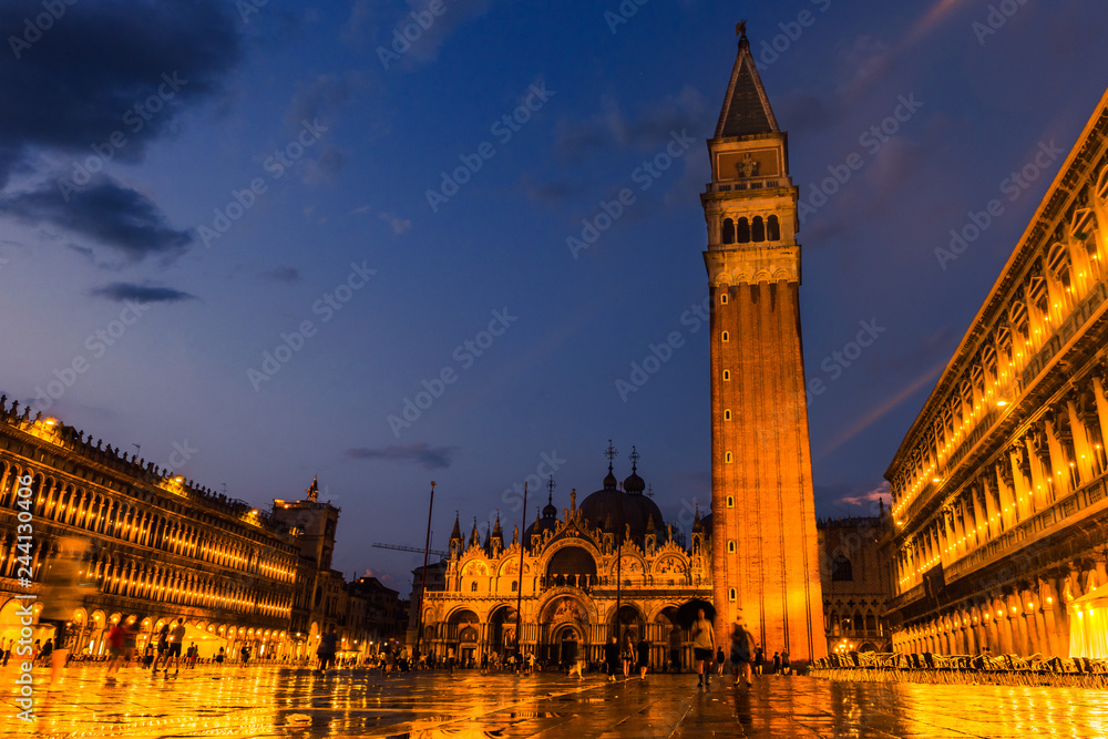 Venezia, Italia, Plaza San Marcos de noche. Stock Photo | Adobe Stock