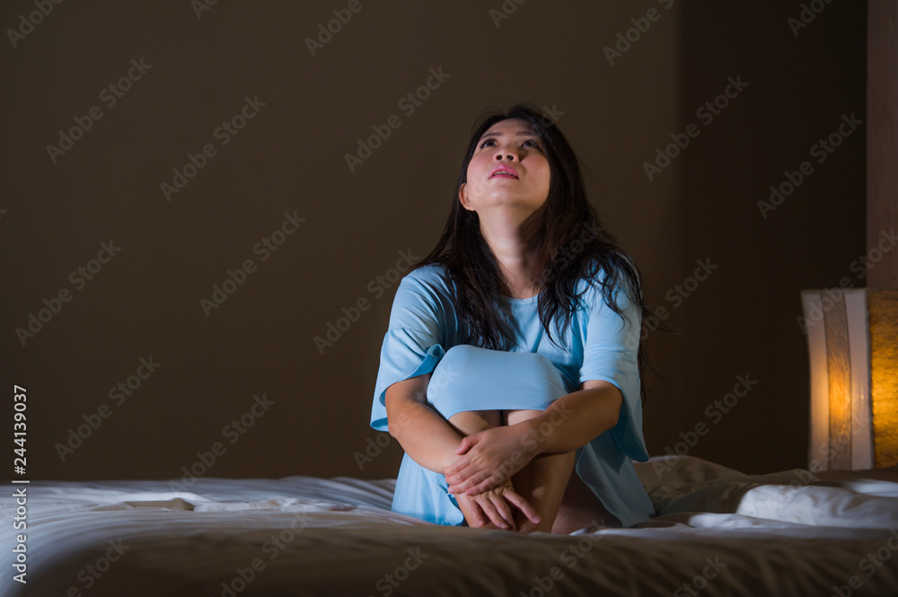 Foto de dramatic portrait of young beautiful and sad Asian Japanese ...