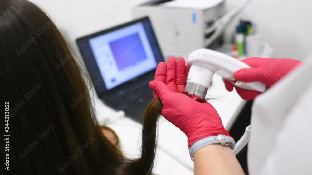 Vidéo Stock doctor dermatologist diagnoses the structure of the hair of ...