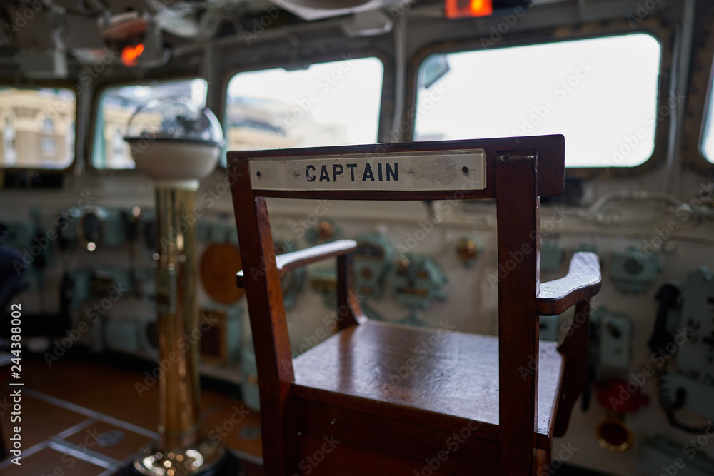 Foto de Captain's chair in bridge of british light cruiser HMS Belfast ...