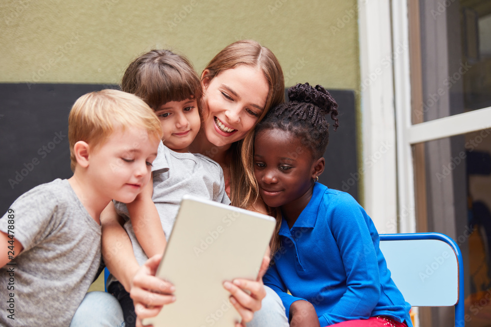 Kinder mit einem Tablet nutzen eine App Stock Photo | Adobe Stock