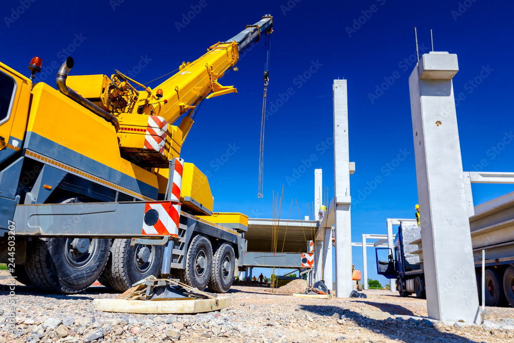 Hydraulic crane foot is supported by for safety, Lateral stabilizer ...