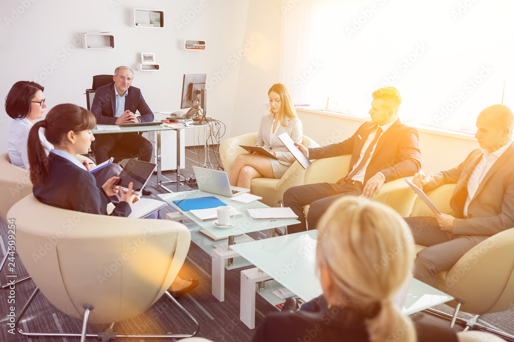 Geschäftskollegen besprechen sich in Büro Sitzung Stock Photo | Adobe Stock