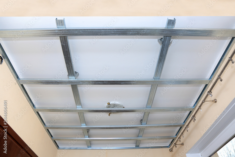 Stelaż z profili aluminiowych pod płyty gibsowo kartonowe na suficie ...