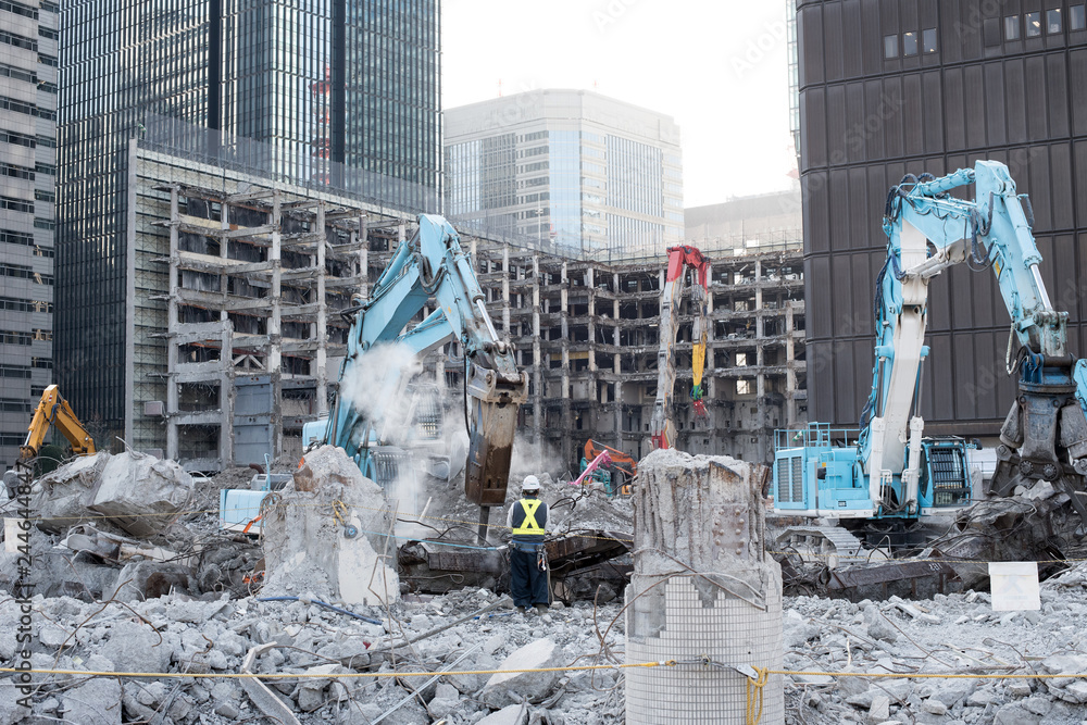 Building demolition site in Tokyo, Japan 東京のビル解体工事現場 Stock Photo ...