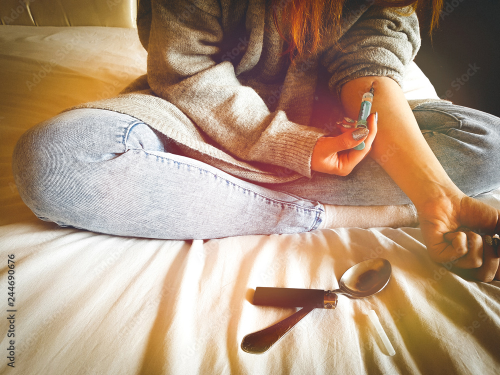 Fotografia do Stock: Girl drugs addicted injecting heroine in her arm ...