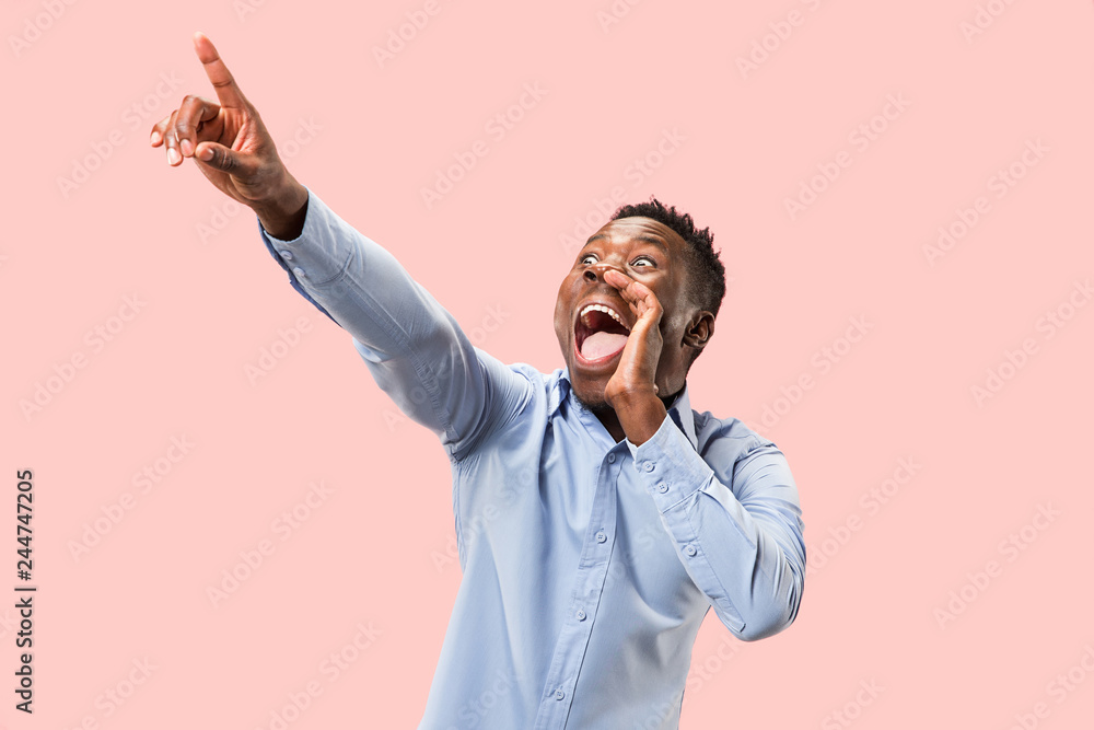 Fotka „Do not miss. Young casual man shouting. Shout. Crying emotional ...