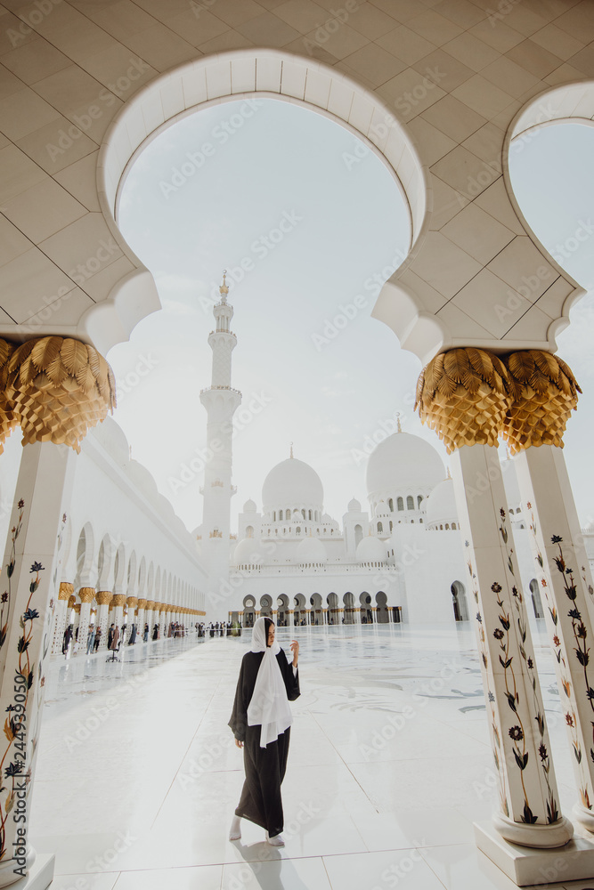 Foto de Traditionally dressed arabic woman standing on sun shine ...