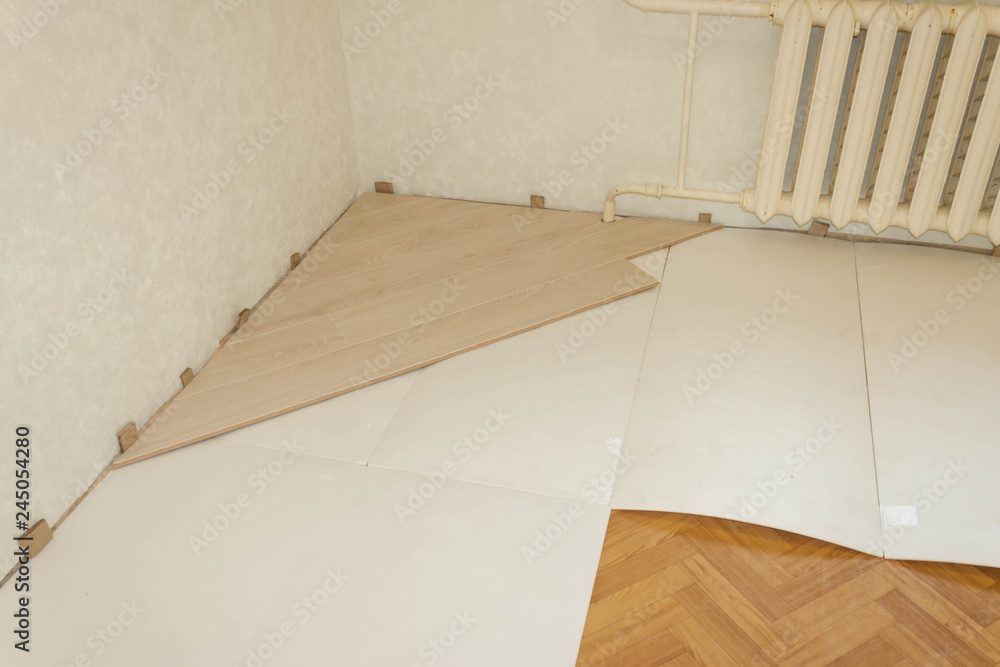 Start of work from the corner of the room for laying laminate on the ...