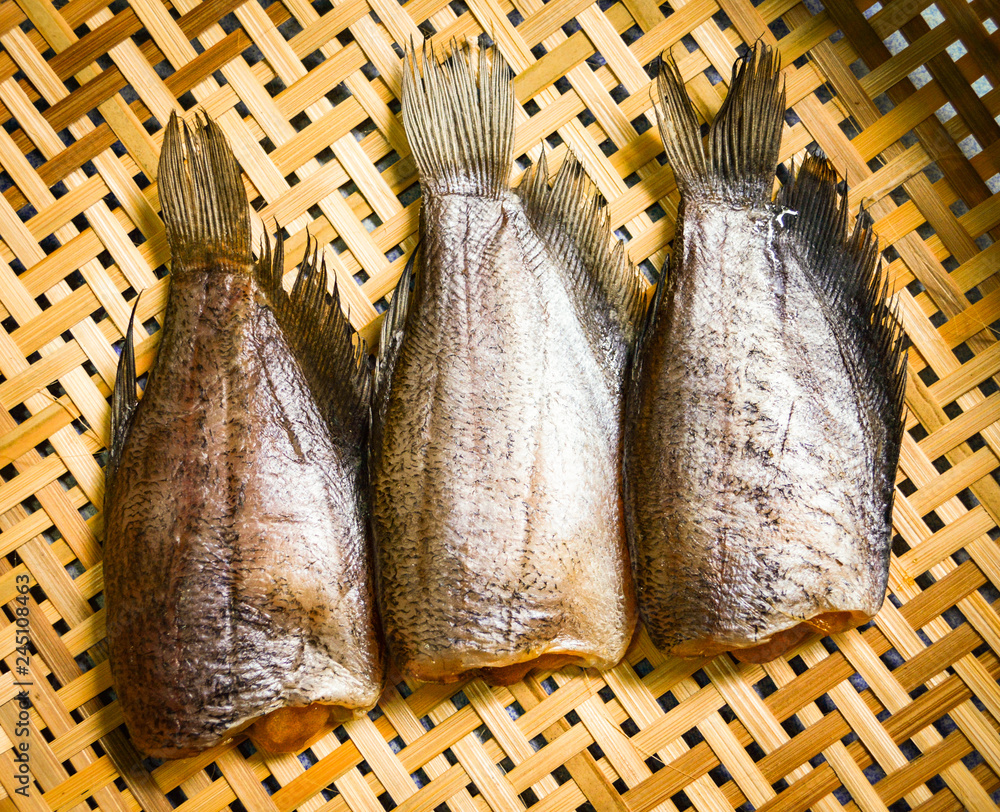 Sun dried fish / trichogaster pectoralis fish dry with spawn on bamboo ...