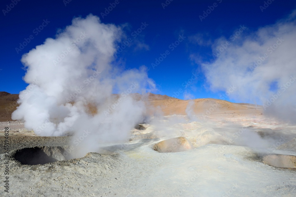 Foto de Fumaroles at the highest geothermal field in the world, Sol de ...