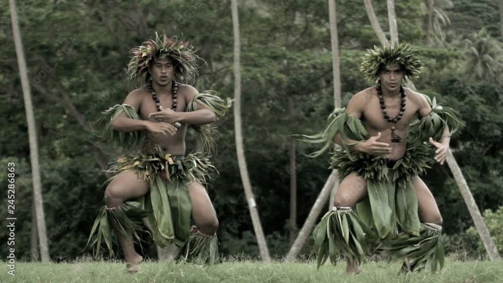 Vidéo Stock Strong young synchronized Polynesian male dancers ...