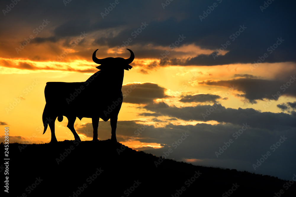 Cartel silueta del toro, simbolo de España, el mediterraneo y Andalucía ...