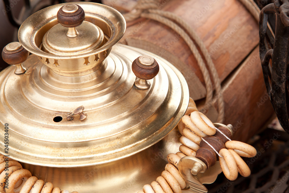 Foto de beautiful shiny copper samovar with a bundle of bagels and ...