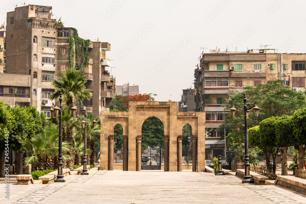 Entrance to the great Mosques of Sultan Hassan and Al-Rifai in Cairo ...