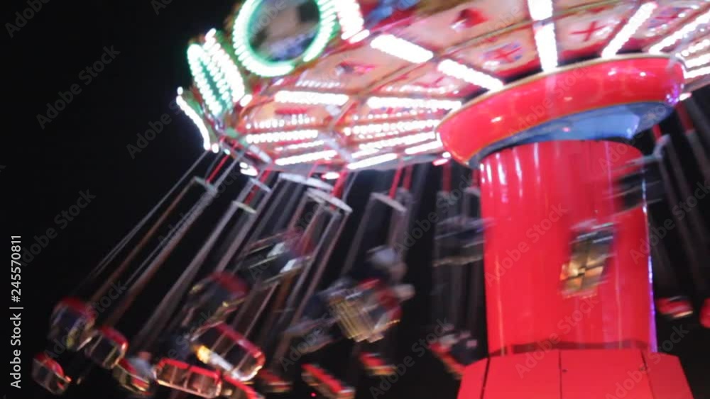 Vidéo Stock swing funfair fairground swing ride rainbow bokeh lights ...