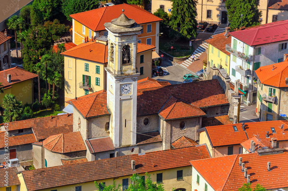 Stadtansicht der Altstadt von Maccagno am Lago Maggiore mit Kirche ...