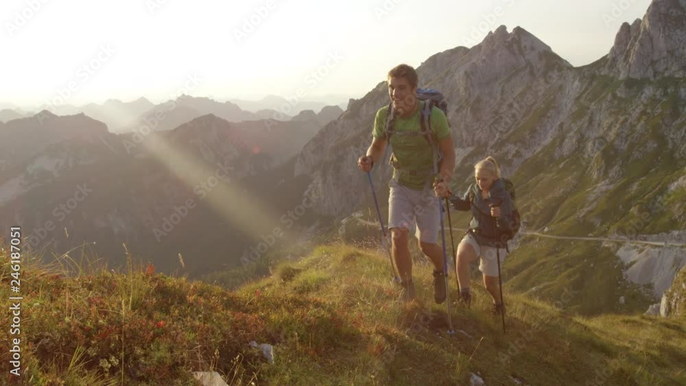 Vidéo Stock SLOW MOTION, SUN FLARE, CLOSE UP: Happy active couple ...