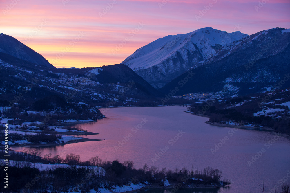 Lago di Barrea nel cuore del Parco nazionale D'Abruzzo Stock Photo ...