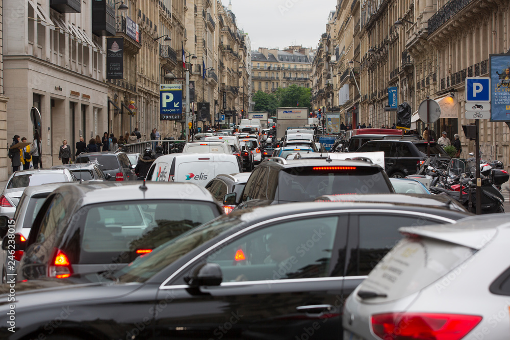 Trafic in Paris in François 1er street / Embouteillage rue François 1er ...