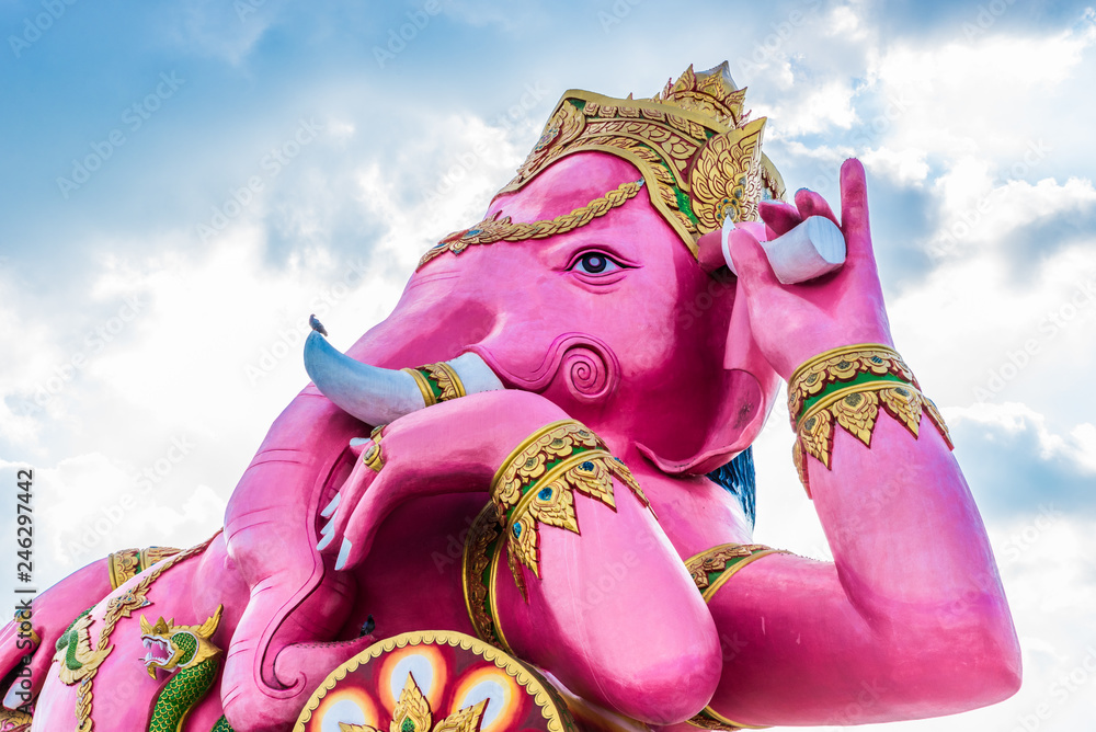 Foto de Pink Ganesha statue at the Wat Saman Rattanaram near Bangkok in ...