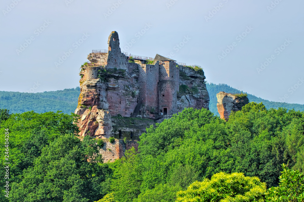 die Burgruine Fleckenstein im Elsass in Frankreich - the castle ruin ...