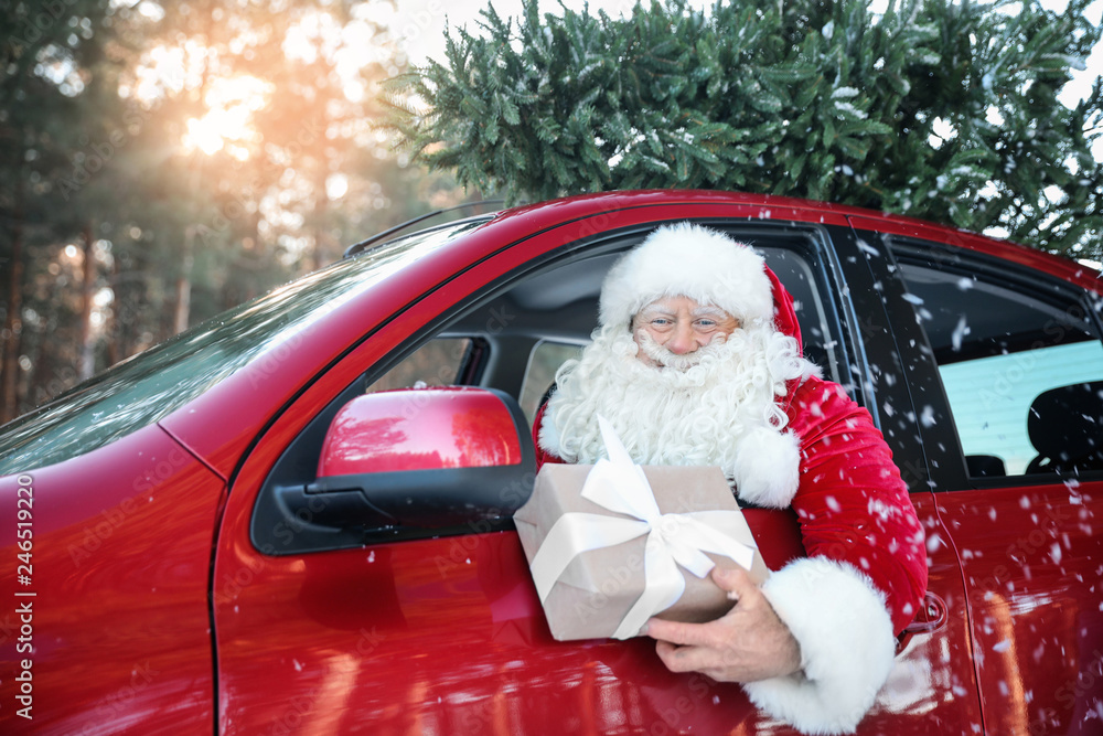 Foto de Authentic Santa Claus in car with gift box, view from outside ...