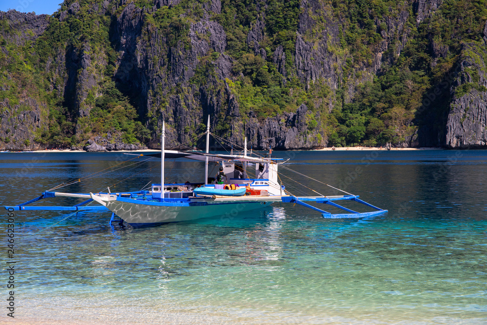 Philippine traditional boat in sea water of tropical lagoon. Palawan ...