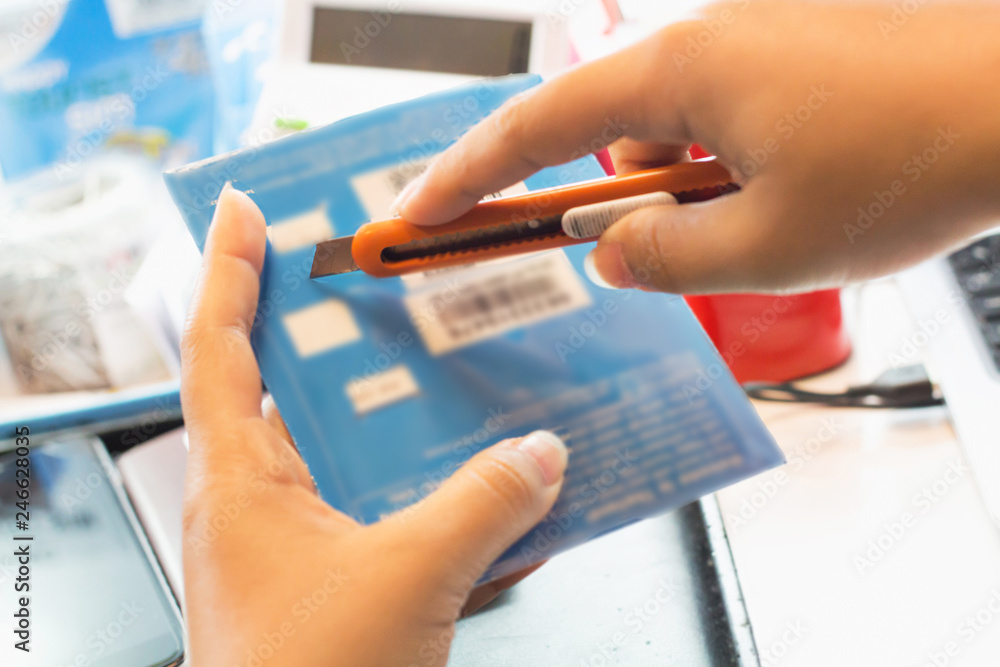 Foto de Employees are putting nano SIM cards in the store for customers ...