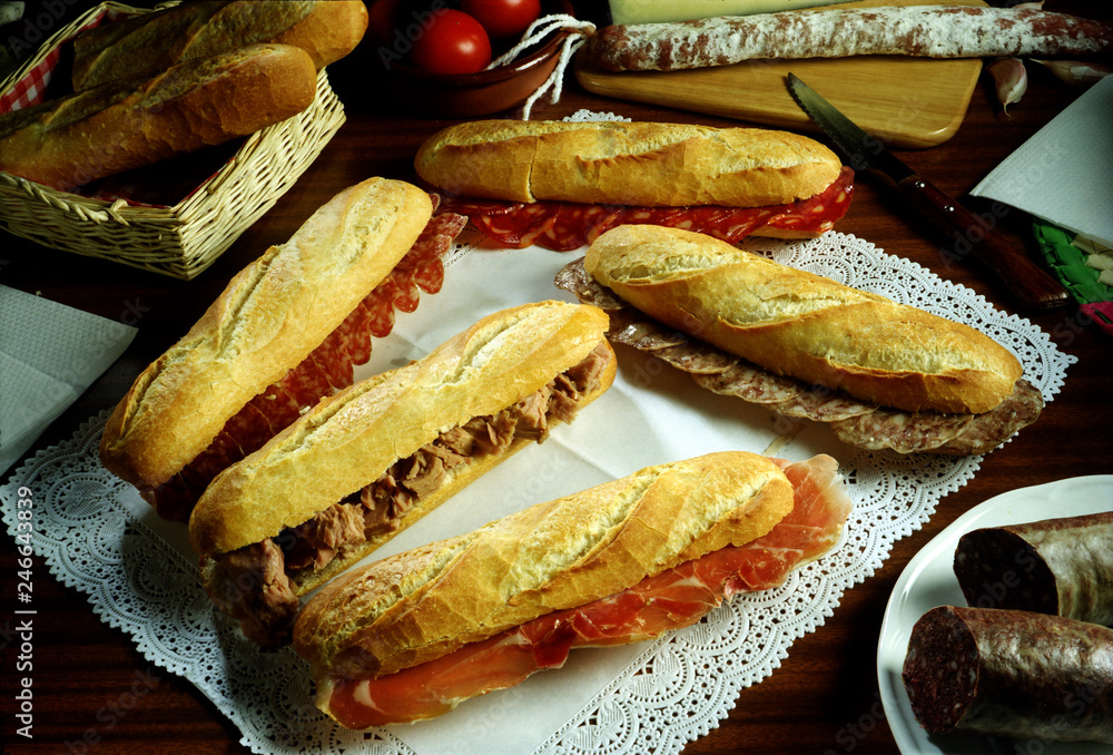 Imagen de un surtido de bocadillos con pan de baguette, diferentes ...