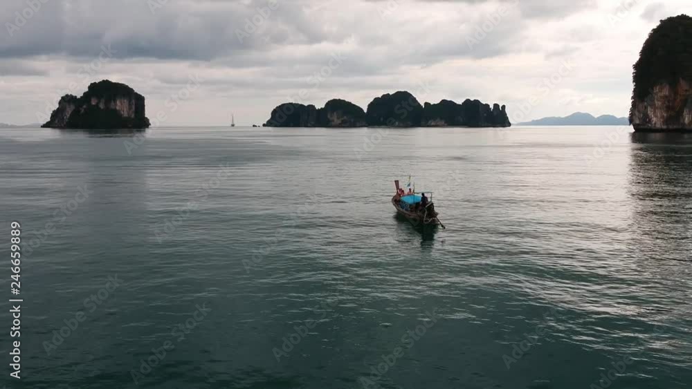 Vidéo Stock Drone footage of longtail boat navigating around islands of ...
