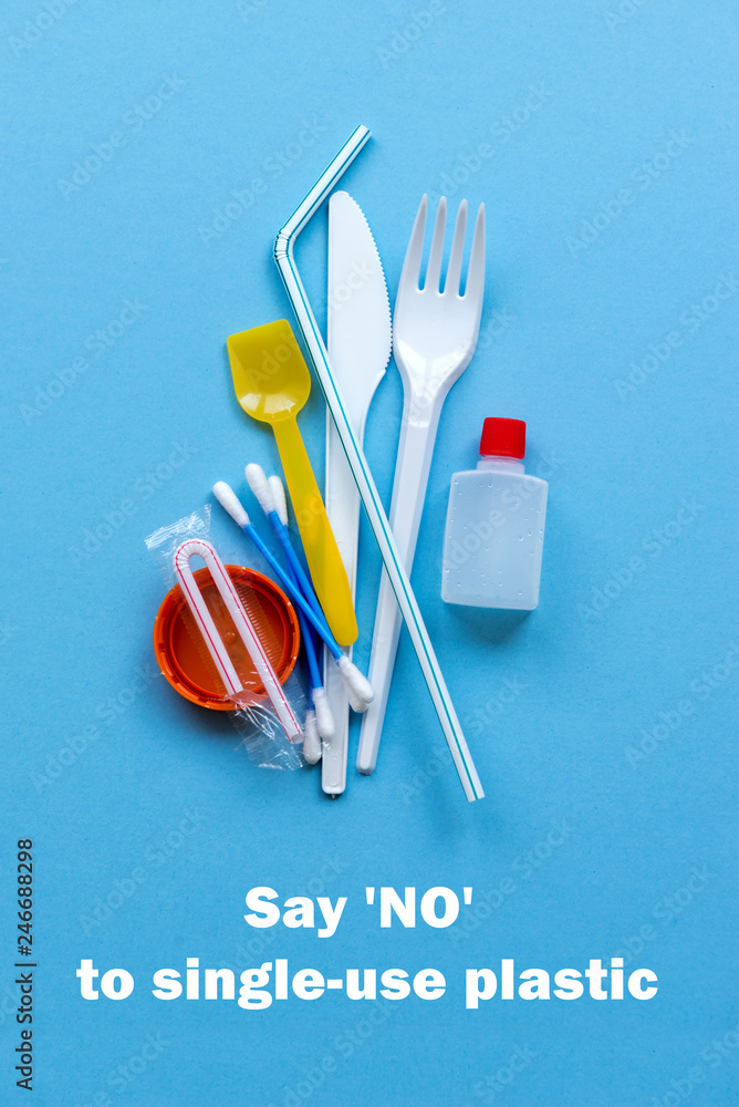 White single-use plastic and plastic drink straws on a blue background ...