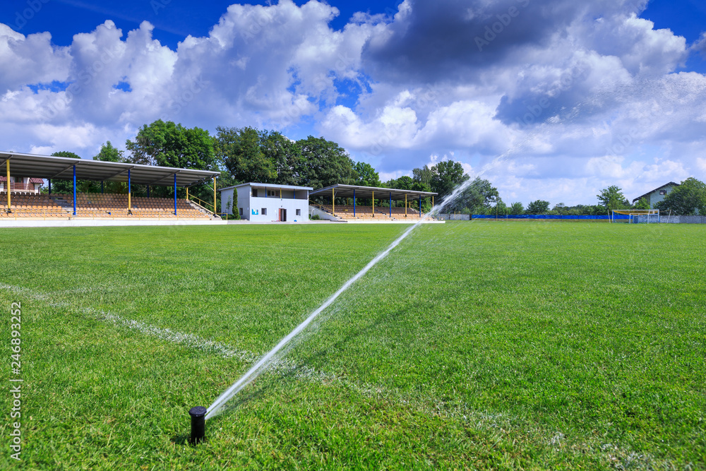 Foto Stock Automatic lawn grass watering system at the stadium. A ...