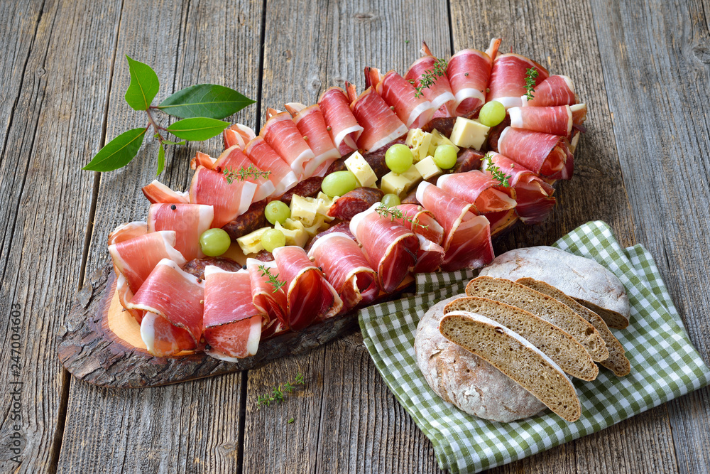 Südtiroler Marende: Speck, Kaminwurzen und reifer Bergkäse, dazu ...