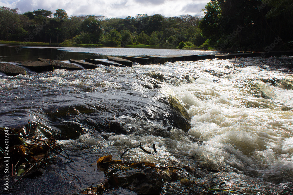 Camino de rocas para cruzar laguna en Parque La Llovizna Guayana ...