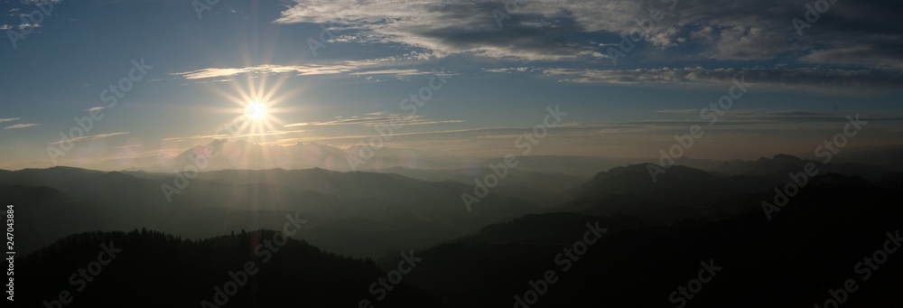 Pieniny, Polska - widoki ze szczytu Wysoka, panorama z Tatrami o ...
