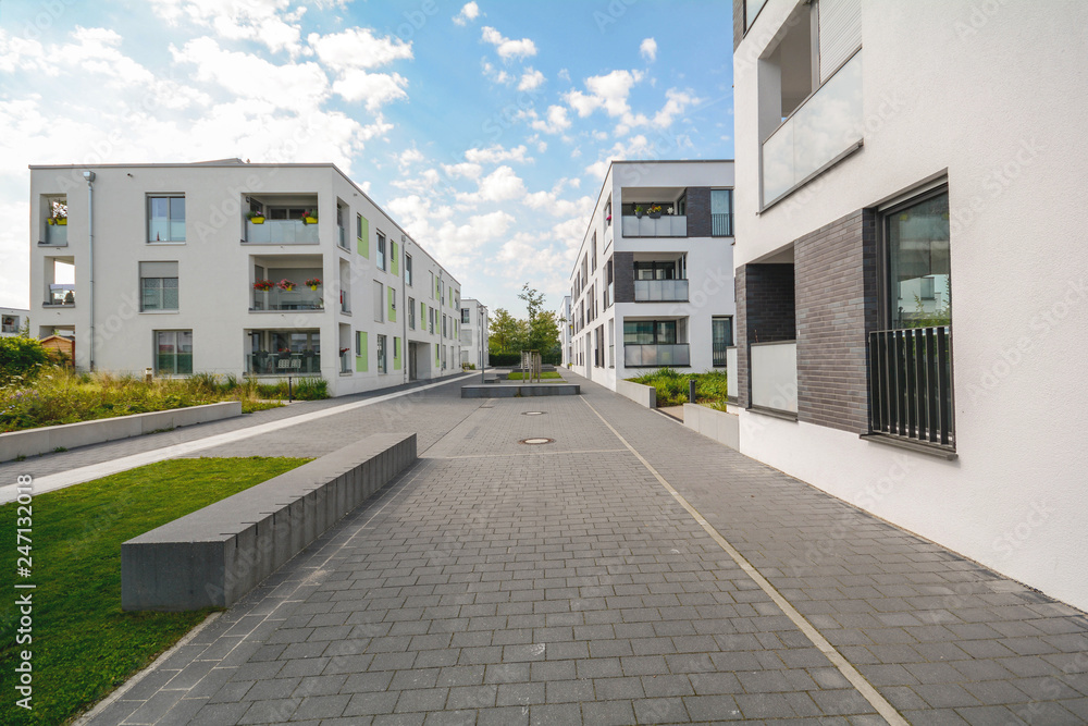 Moderne Neubau Immobilien, Mehrfamilienhäuser in neuer Wohnanlage in ...