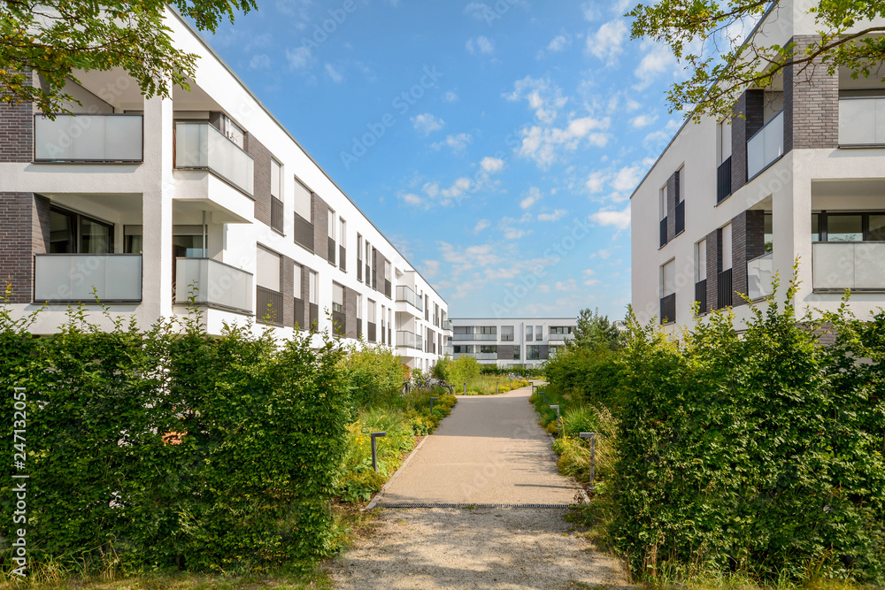 Moderne Neubau Immobilien, Mehrfamilienhäuser in neuer Wohnanlage in ...