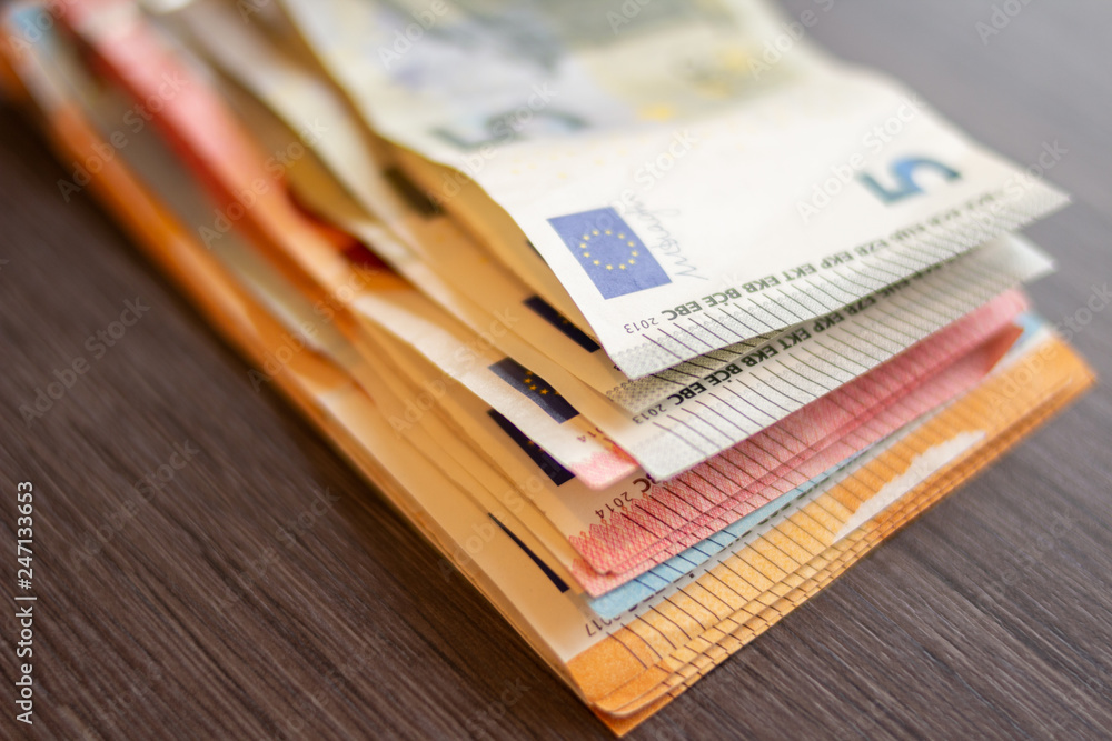 Sehr viele verschiedene Geldscheine/ Banknoten liegen auf einem Stapel ...