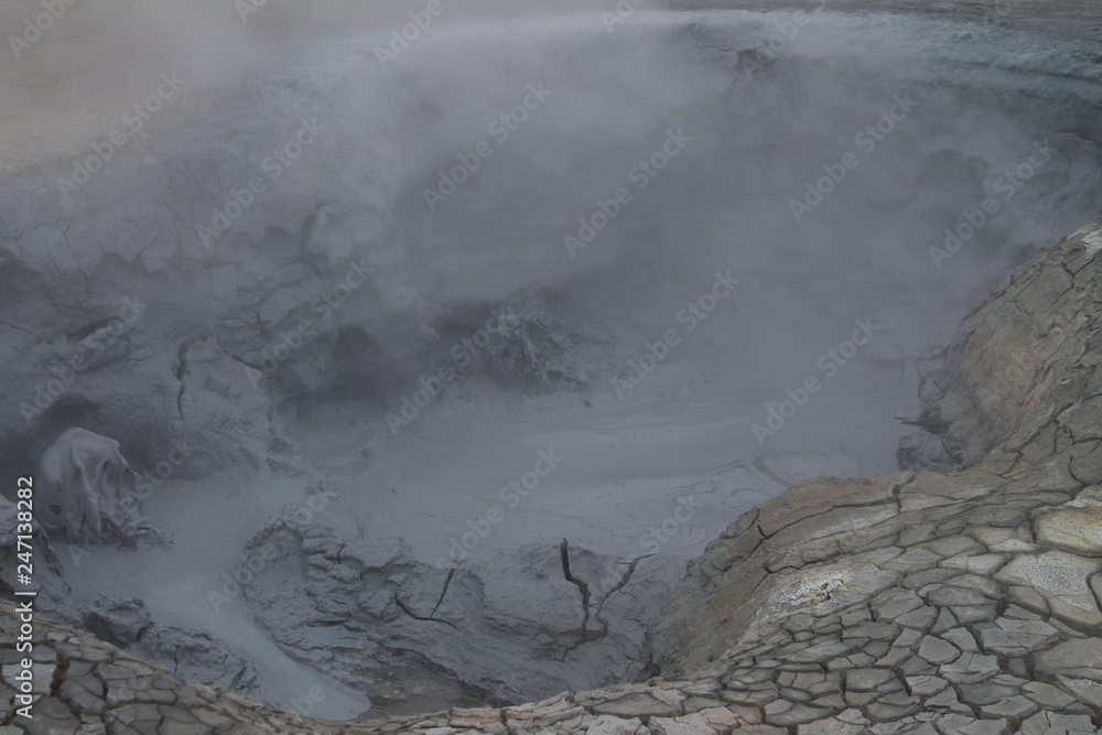 Geothermalgebiet, bekannt für sprudelnde Schlammbecken & dampfende ...