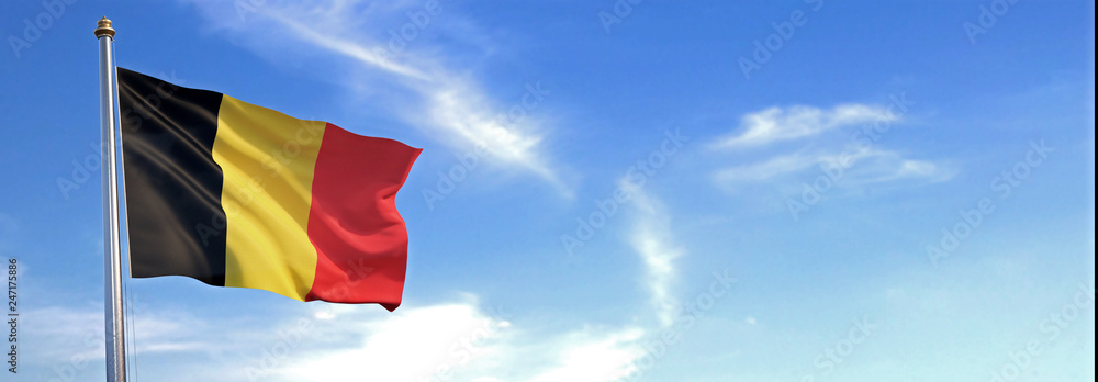 Drapeau du Belgique se levant dans le vent avec le ciel en arrière-plan ...