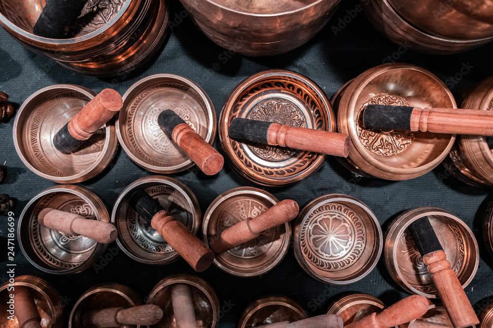 Foto de Traditional Shaolin and Indian brass bowls for food preparation ...