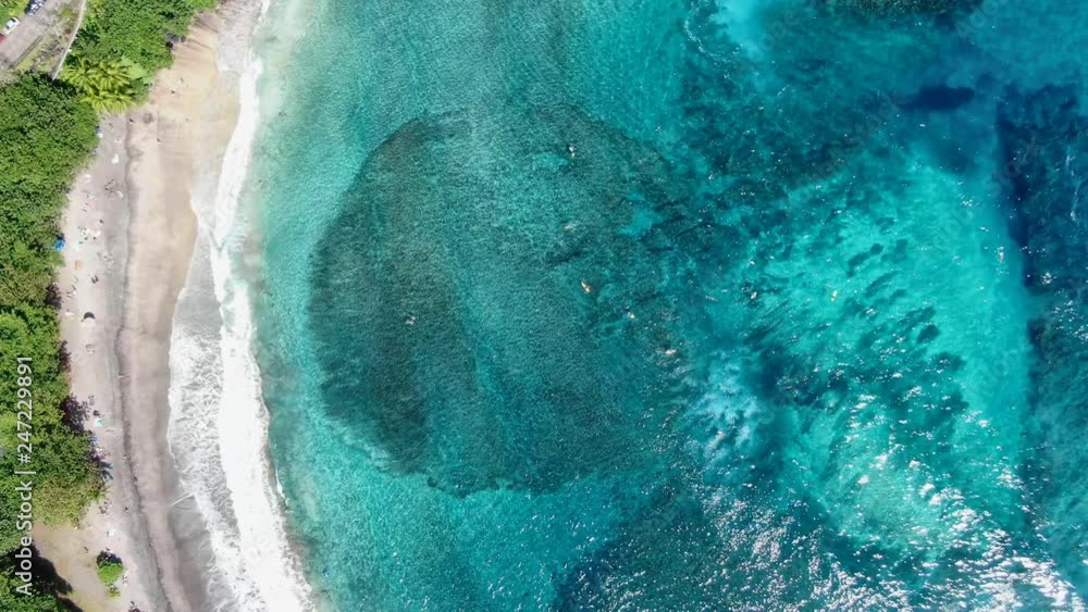 Video „Stunning aerial drone footage of Hamoa Beach, a remote beach ...