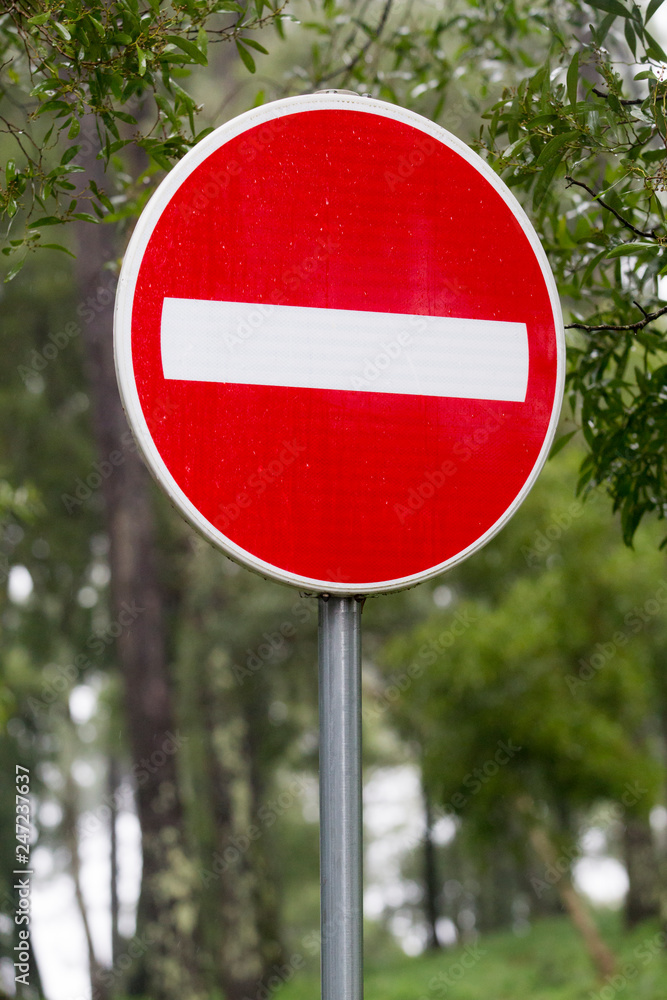 Fotografia do Stock: Sinal de transito sentido proibido junto a uma ...